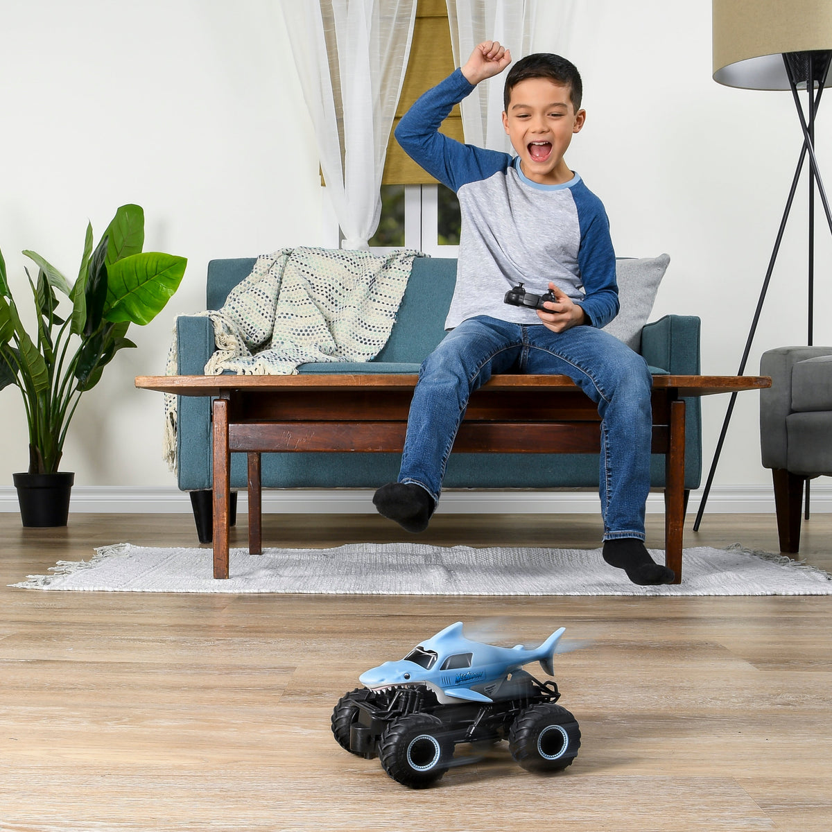 Monster Jam 1:24 RC Monster Truck Megalodon – Toyworld Australia